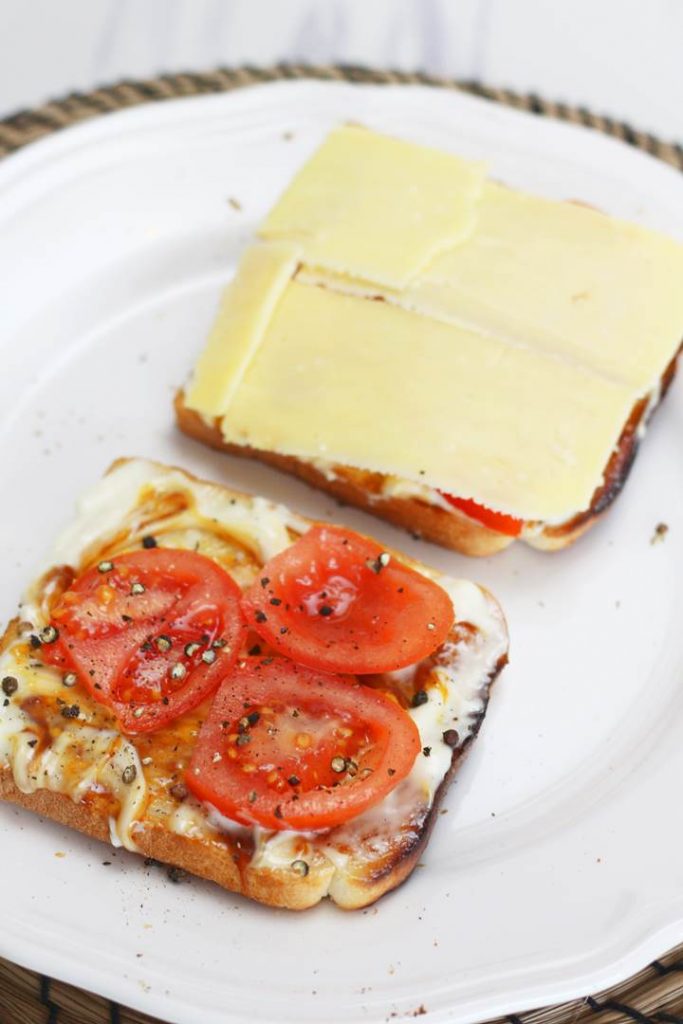 Grilled Cheese and Tomato Sandwich - a quick & tasty hot snack!