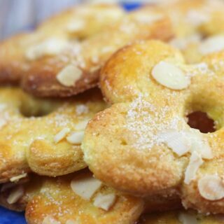 Dutch Christmas Cookies (Kerstkransjes) - tasty Xmas cookies