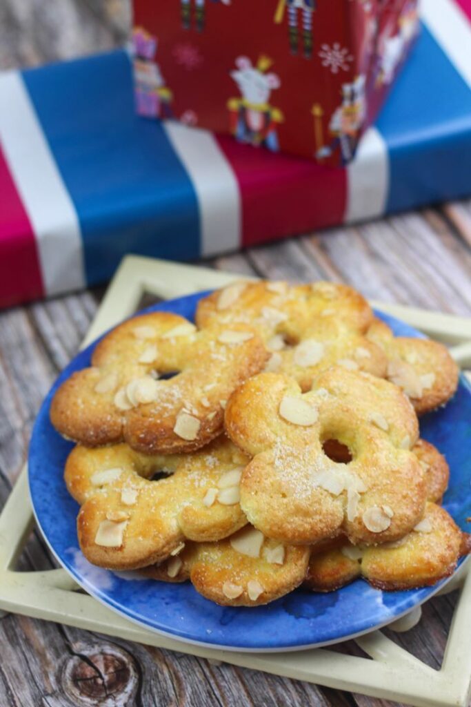 Dutch Christmas Cookies (Kerstkransjes) - tasty Xmas cookies