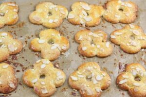 Dutch Christmas Cookies (Kerstkransjes) - tasty Xmas cookies